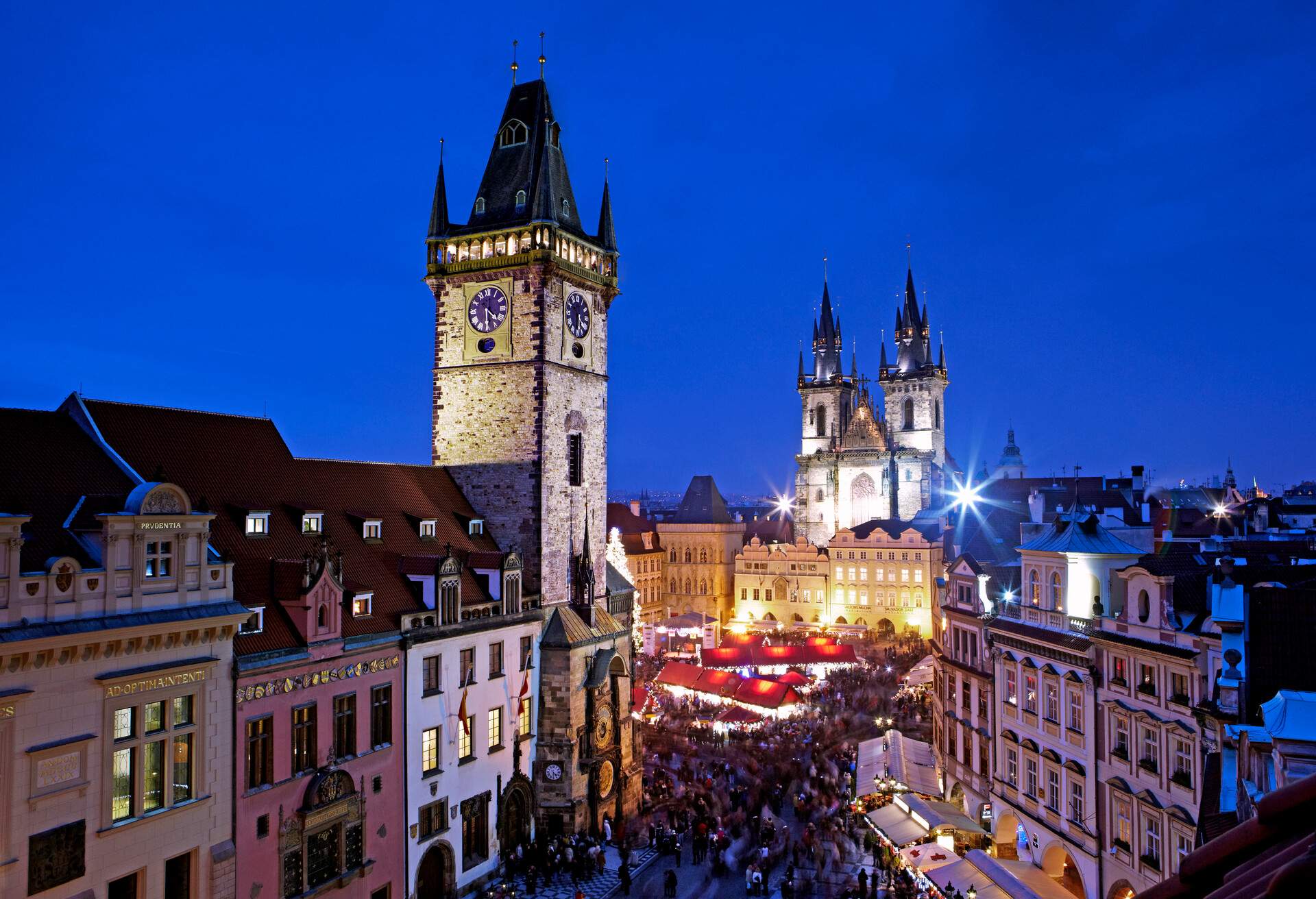 Kom i julstämning på Prags sagolika julmarknader | momondo